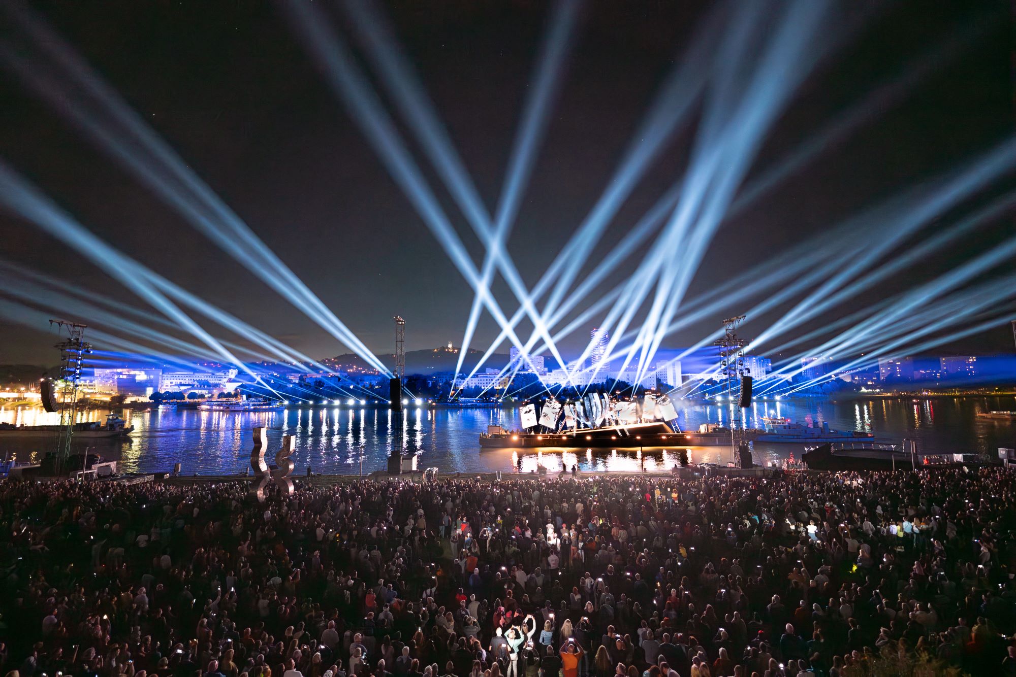 Elation Proteus bridge huge distances at Linzer Klangwolke in Austria ...