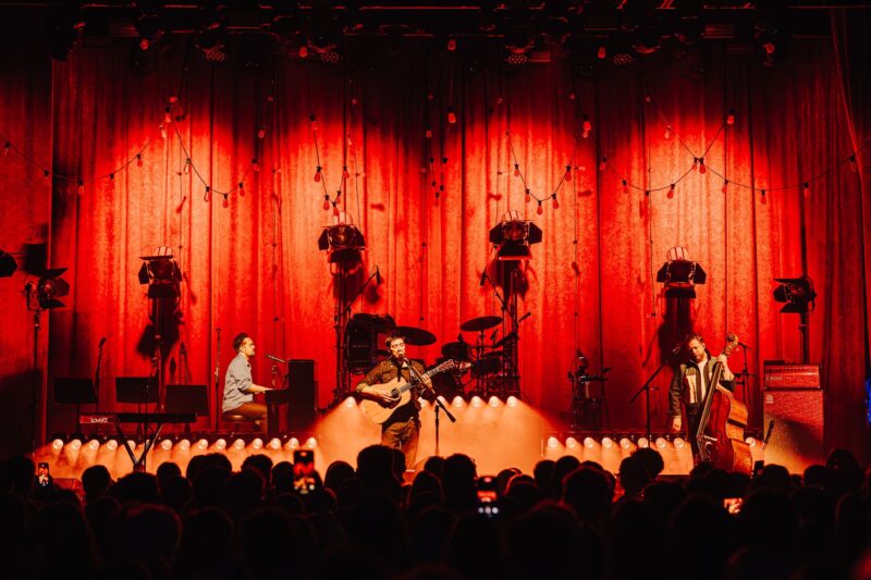 Ed Warren sets the mood for Mumford and Sons “Tour Before The Tour ...