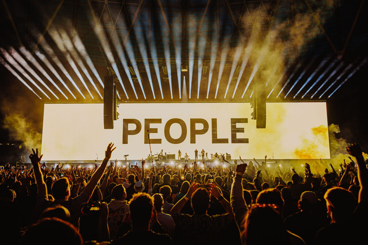 Robe gets People Watching for Sam Fender - A1 Lighting Magazine